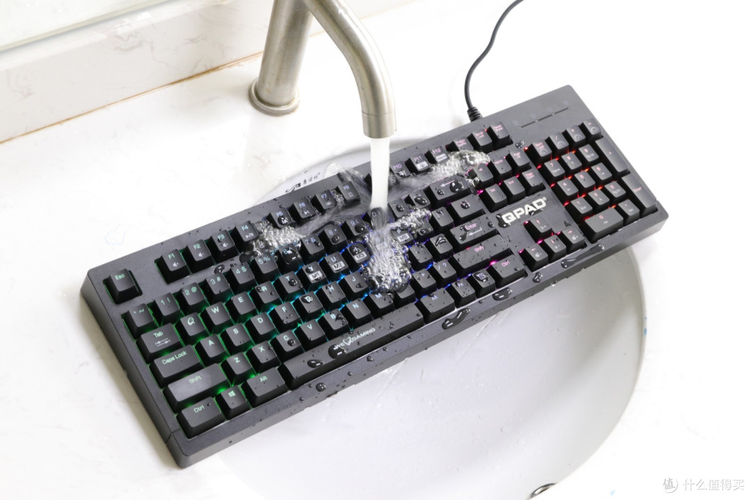 直接用水冲，最简单粗暴的键盘清洁方式 QPAD KO-90 RGB电竞键盘_键盘_什么值得买
