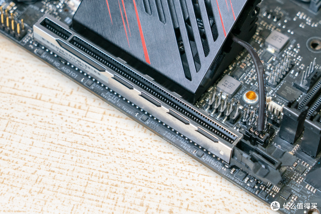 雷电 3！LGA 115X 孔位！这是看上去像英特尔的 X570 主板。华擎 X570 Phantom Gaming-ITX/TB3 上手评测 ...