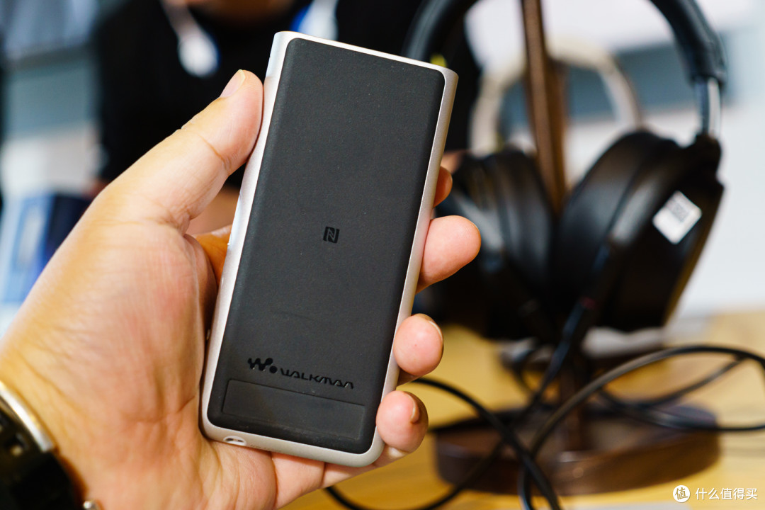 40周年纪念款Walkman究竟如何？小小值奉上现场上手实拍体验 看完再下单也不迟_随身播放器_什么值得买