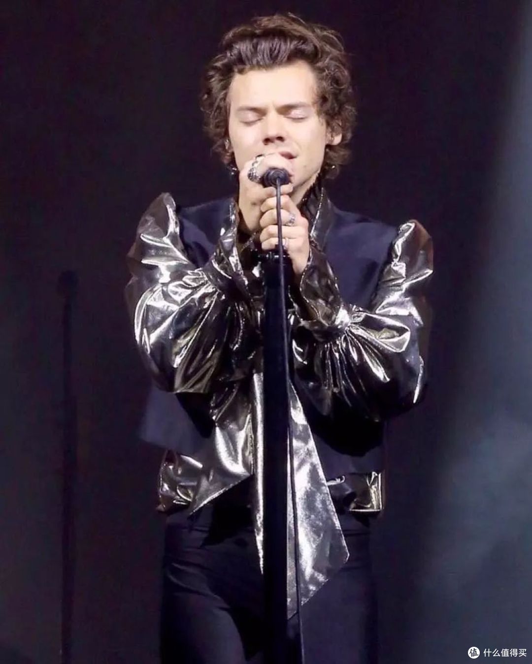 “裙装大佬”Harry Styles成为2021年全球时尚偶像榜第一，可不是这么简单_男装_什么值得买