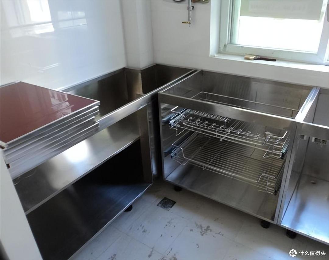 不锈钢橱柜为何会在家庭中“失宠”？原因很简单，缺点一目了然_橱柜_什么值得买