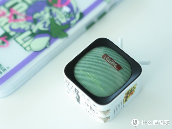 PANDAER 40W AI小电视潮充体验：这种设计的充电器你一定没见过！_充电器_什么值得买