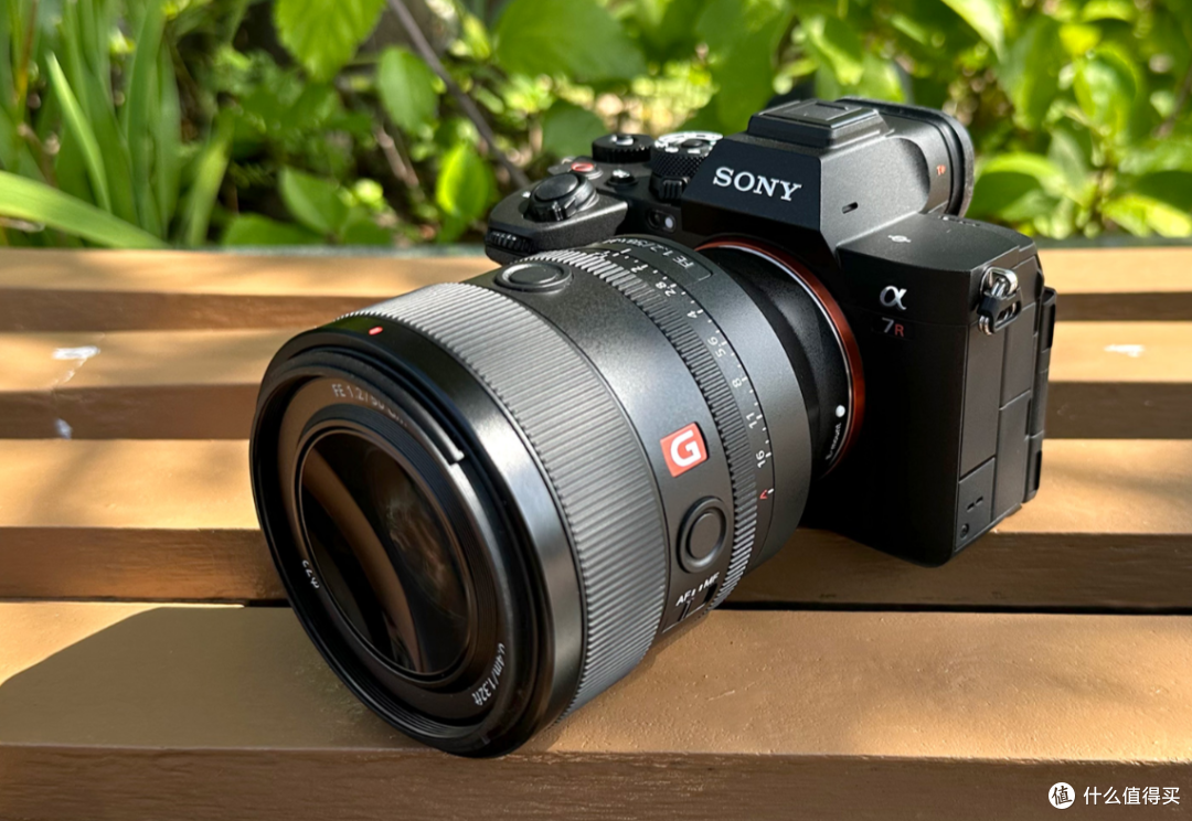 Sony A7R5 加入 AI 强化对焦，屏幕翻揭角度更多变化_相机_什么值得买