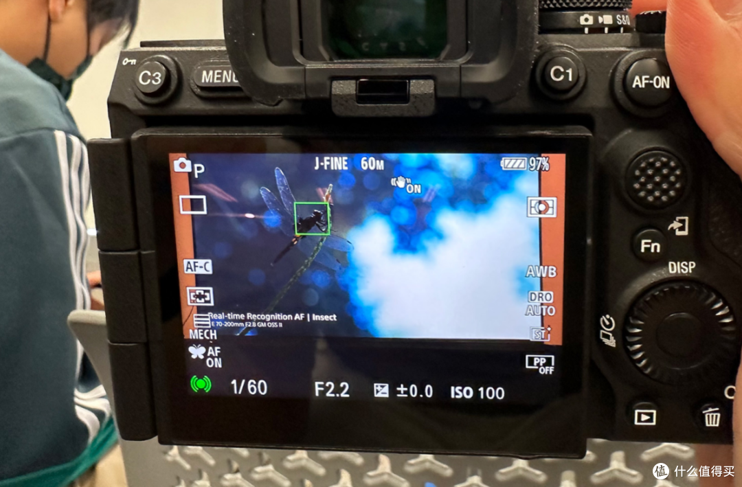 Sony A7R5 加入 AI 强化对焦，屏幕翻揭角度更多变化_相机_什么值得买