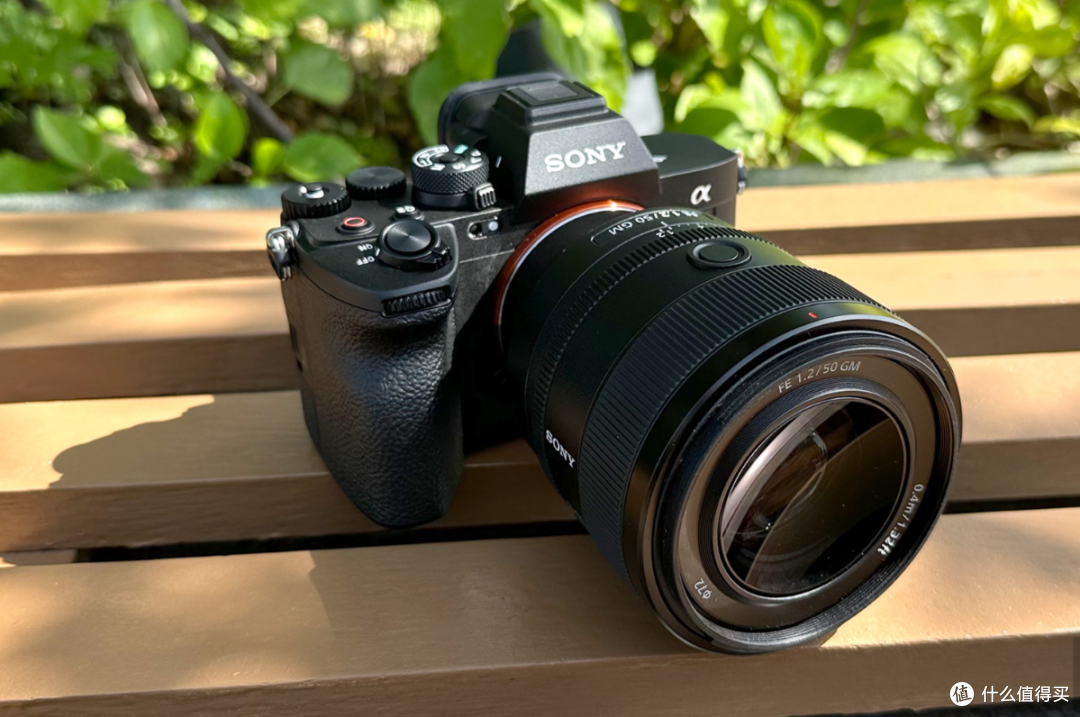 Sony A7R5 加入 AI 强化对焦，屏幕翻揭角度更多变化_相机_什么值得买