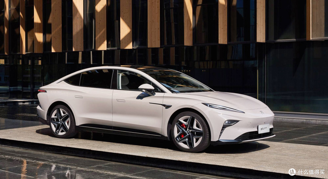 飞凡F7与汉EV冠军版谁更值得买？20万起的纯电C级车大对决。_汽车整车_什么值得买