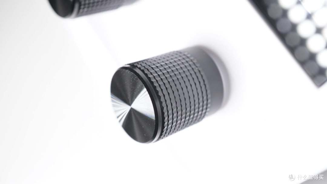 带旋钮和触摸屏！Elgato Stream Deck +又进化了_相机配件_什么值得买