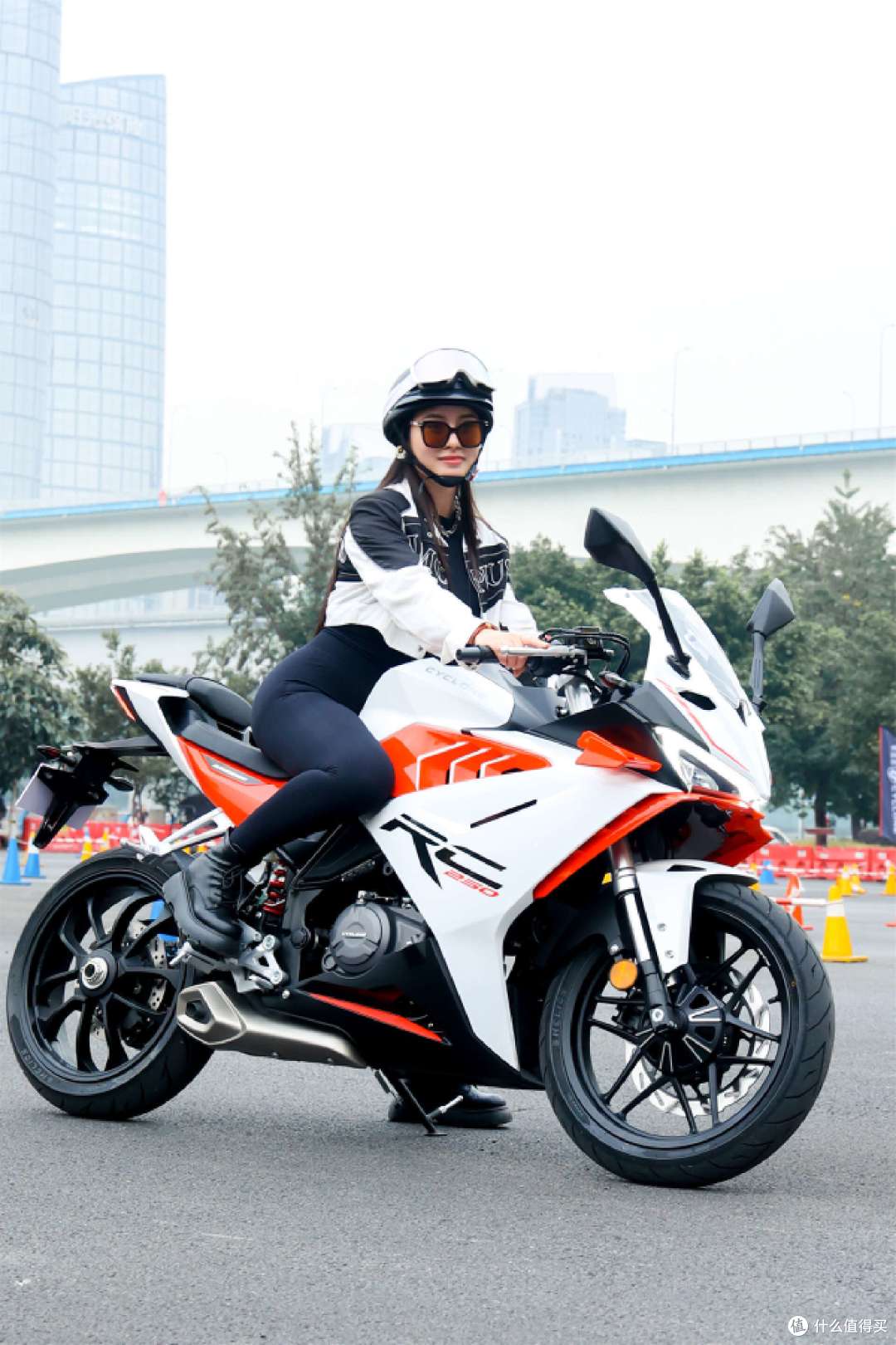 18500元起，电子快排+TCS+单摇臂，年轻人的第一台仿赛？_摩托车整车_什么值得买