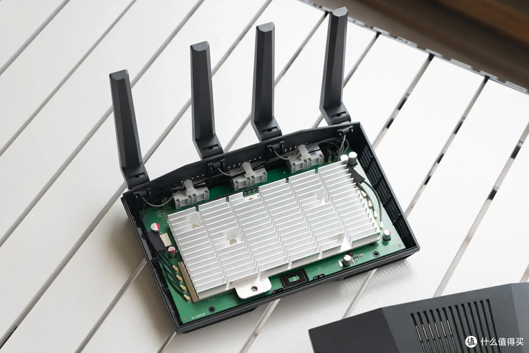 双2.5G+开源OpenWRT，这台AX6000路由器有亿点不同！GL-MT6000上手体验，软路由+硬路由的完美结合体！_路由器_什么值得买