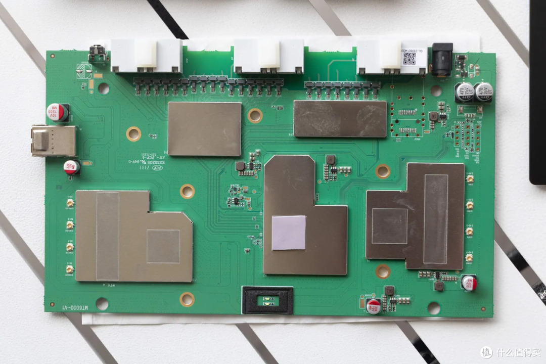 双2.5G+开源OpenWRT，这台AX6000路由器有亿点不同！GL-MT6000上手体验，软路由+硬路由的完美结合体！_路由器_什么值得买