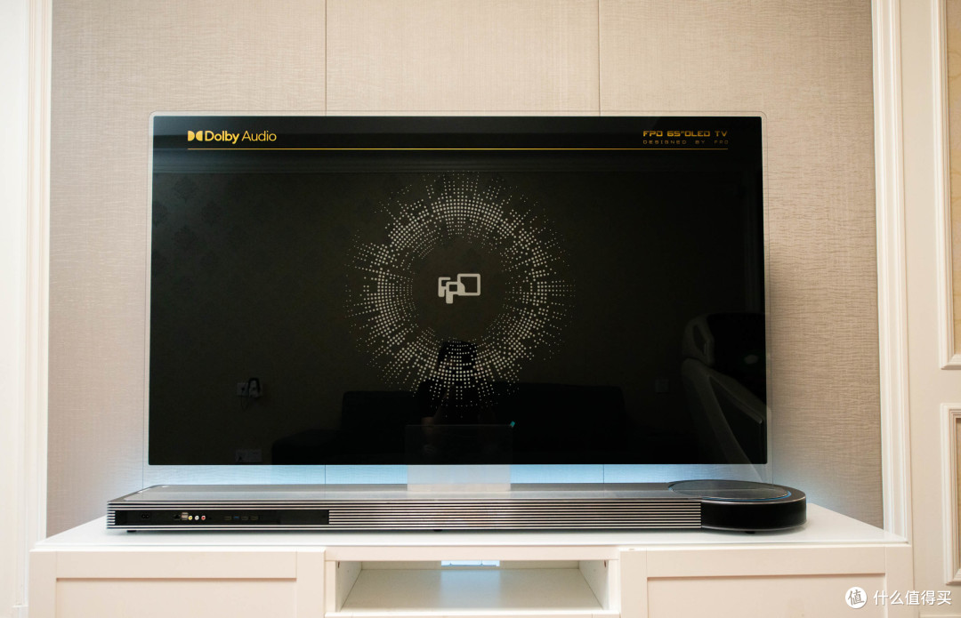 FPD「悬浮」OLED电视！ 打开新视界， 电视居然都可以“悬浮”， 艺术与技术的奇妙碰撞_OLED电视_什么值得买