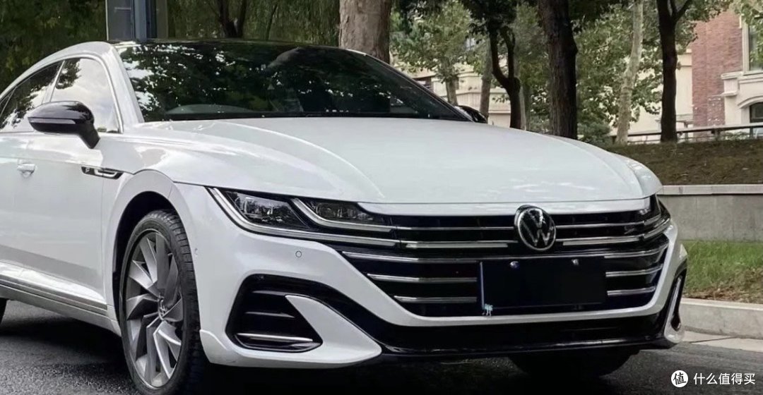 大众全系车型猛降价，最美轿跑 CC330 夺目落地 20.3! 口语风格，数字强调，突出降价力度和车型亮点。_轿车_什么值得买