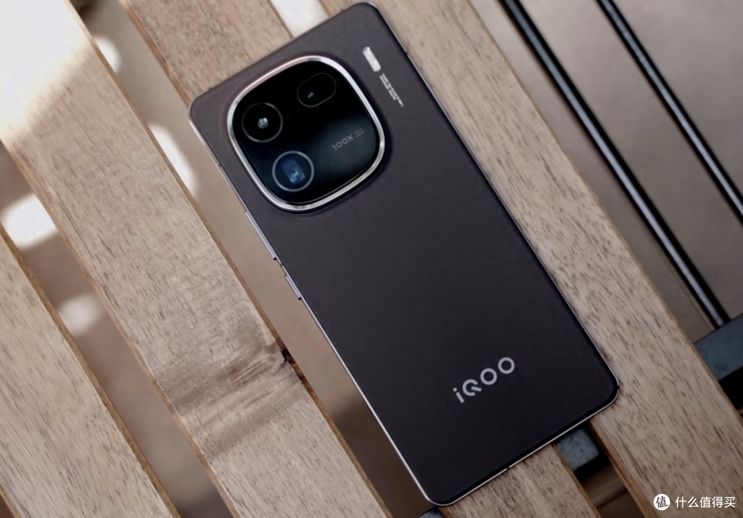 iQOO12使用一个月后，iPhone15降级为备用机，四大体验不吹不黑_安卓手机_什么值得买