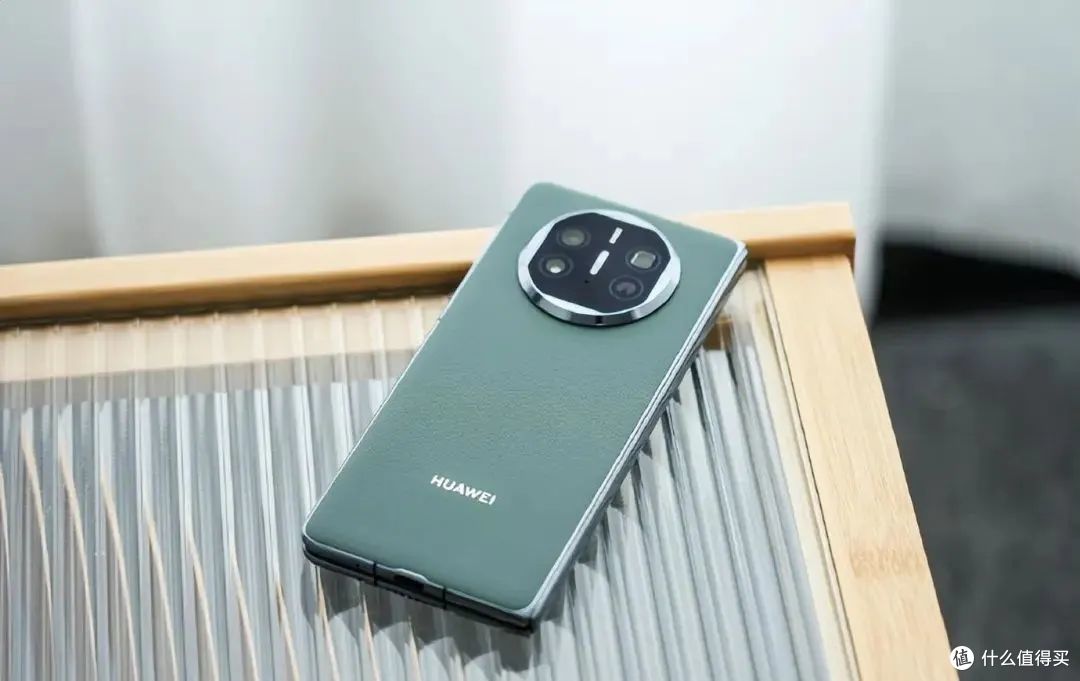 华为Mate70 Pro震撼亮相：零孔超感屏+麒麟9100S+大底四摄，刚买的Mate60不香了_手机_什么值得买