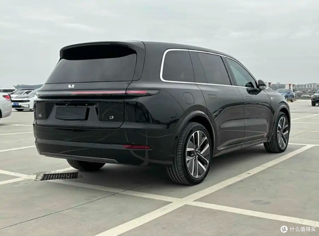 41万元买的理想L9和同事的问界M7并肩停放，见内饰后两人相视一笑_新能源车_什么值得买