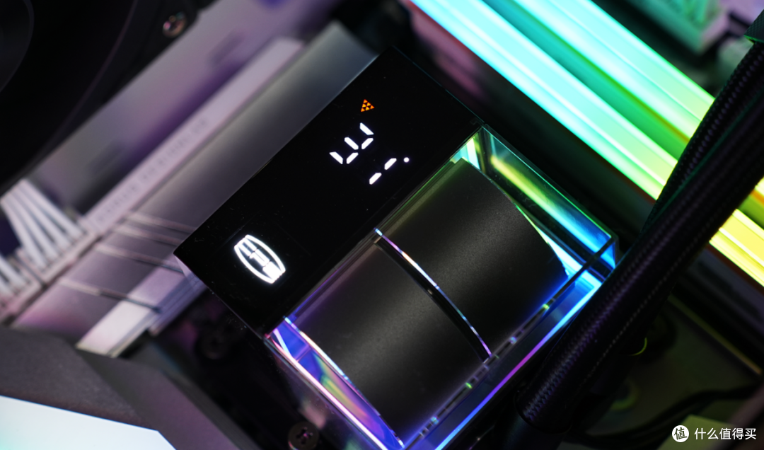 超频三DS360：智能数显+双腔水泵，旗舰处理器也能“清凉 ”过夏_CPU散热器_什么值得买