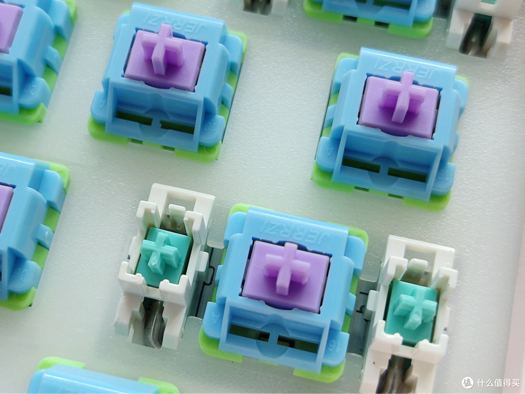 最爱猛男粉！儿童节来啦！彩虹轴携霓虹女神Lina一起登上了这把珂芝Z98 IP定制款三模键盘_键盘_什么值得买