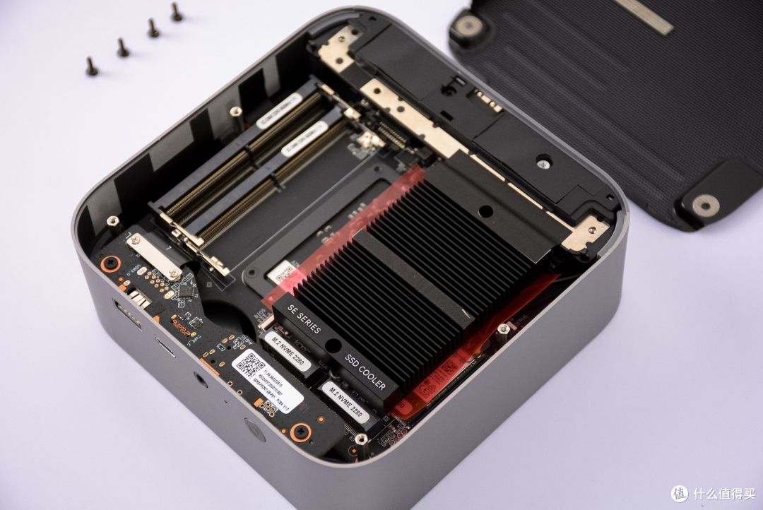 准系统却送系统盘？零刻SER8安装内存和硬盘：这次性能和散热越级了_商用电脑_什么值得买