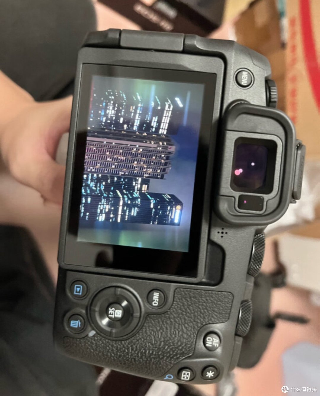 佳能EOS R8 vs EOS R6：性能、价格与性价比全解析，哪款更适合你？_单电相机_什么值得买