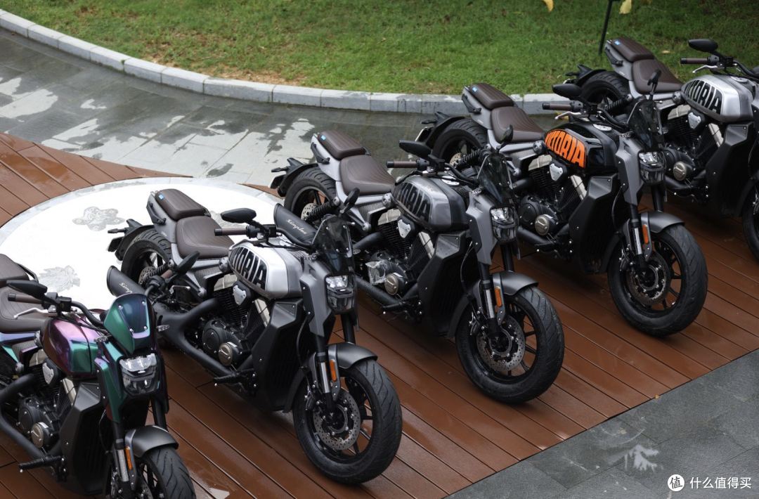 26777元700排量，能巡航国境，VICTORIA Simplee V70玩的花_摩托车整车_什么值得买