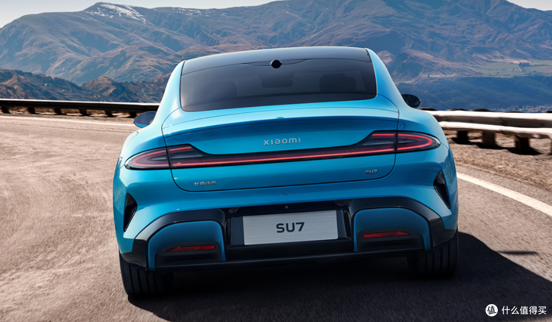 雷军解释小米SU7名字由来——7指大小，5米车长、3米轴长C级车！_新能源车_什么值得买