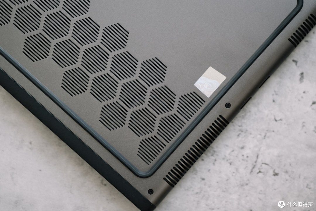 ALIENWARE外星人 m16 R2评测：让游戏玩出新质感_游戏本_什么值得买