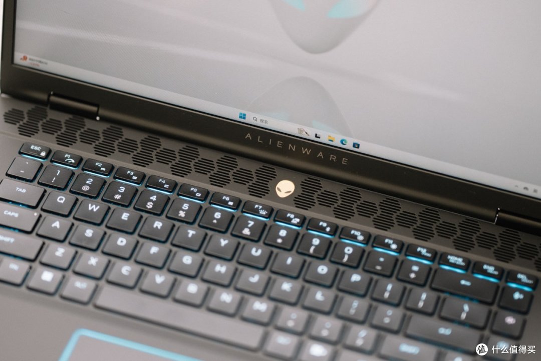 ALIENWARE外星人 m16 R2评测：让游戏玩出新质感_游戏本_什么值得买