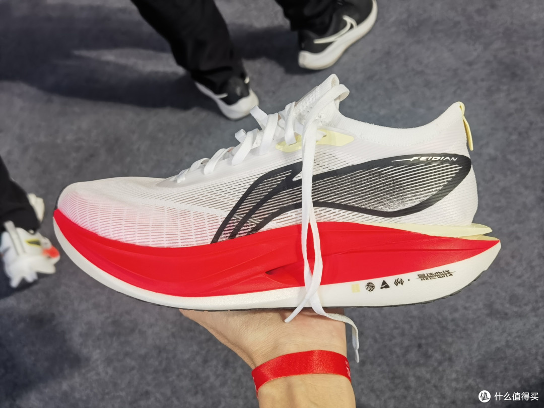 爆款好鞋，5U不出，你就是王者，李宁飞电5E的王炸级BUFF_跑鞋_什么值得买
