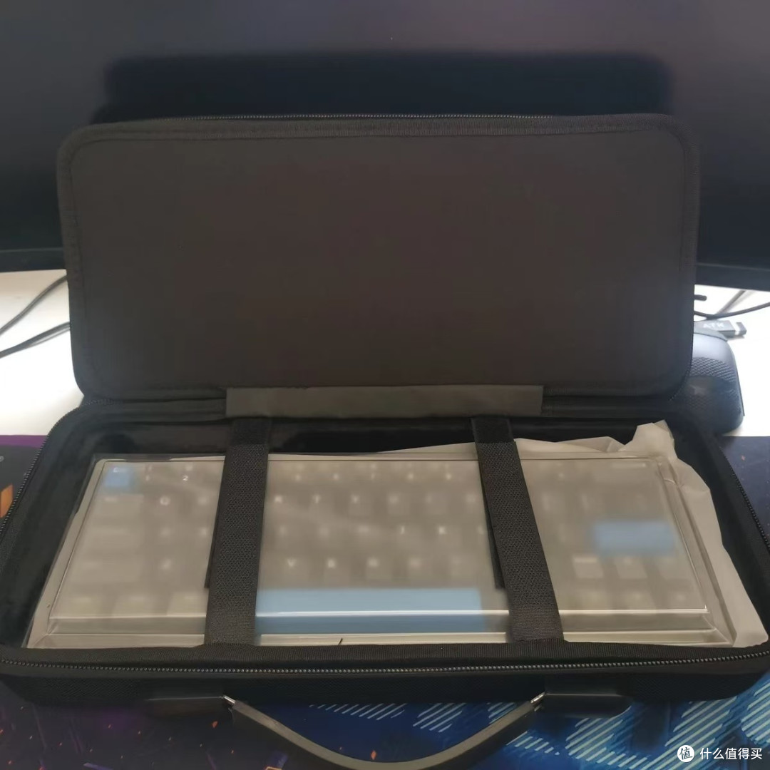 铝厂一直以来都以其出色的材质和独特的设计备受赞誉，这款 EZ63 更是将这一优势发挥到了极致。_键盘_什么值得买