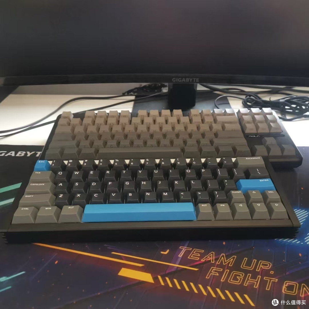 铝厂一直以来都以其出色的材质和独特的设计备受赞誉，这款 EZ63 更是将这一优势发挥到了极致。_键盘_什么值得买