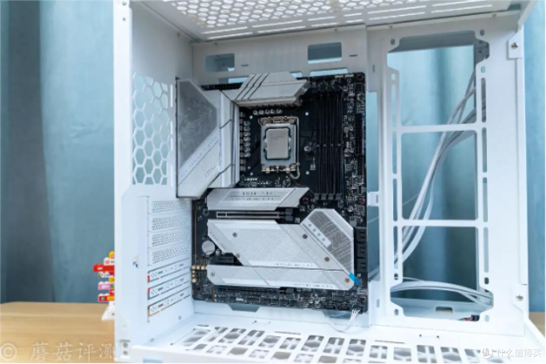 顺滑过渡，270度无死角，乔思伯TK3曲面海景房ATX机箱 评测_机箱_什么值得买