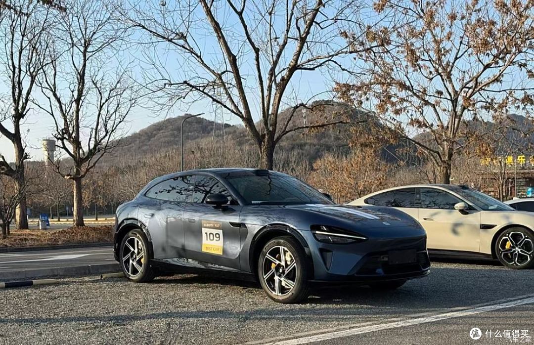 小米YU7实车图再度曝光，预计价格在30-40万之间_SUV_什么值得买